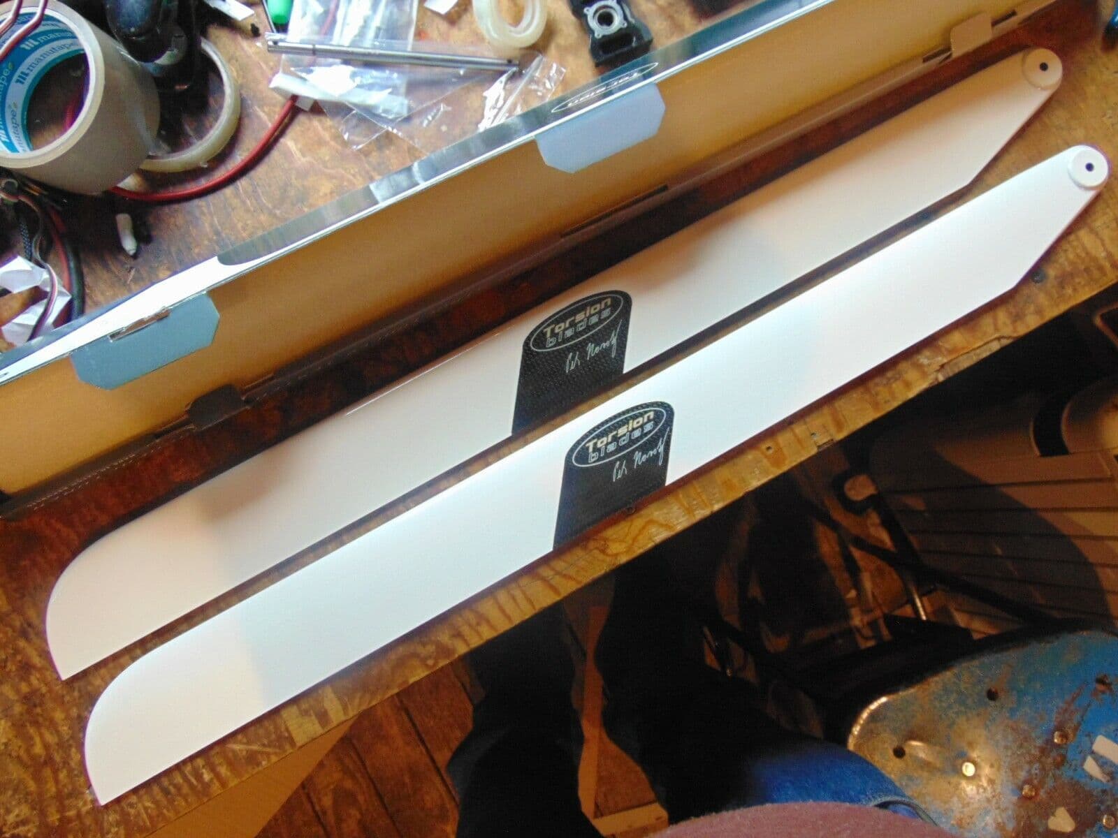 690 mm TORSION CARBON FIBRE MAIN ROTOR BLADES 4mm HOLE 12mm ROOT BNIB ...