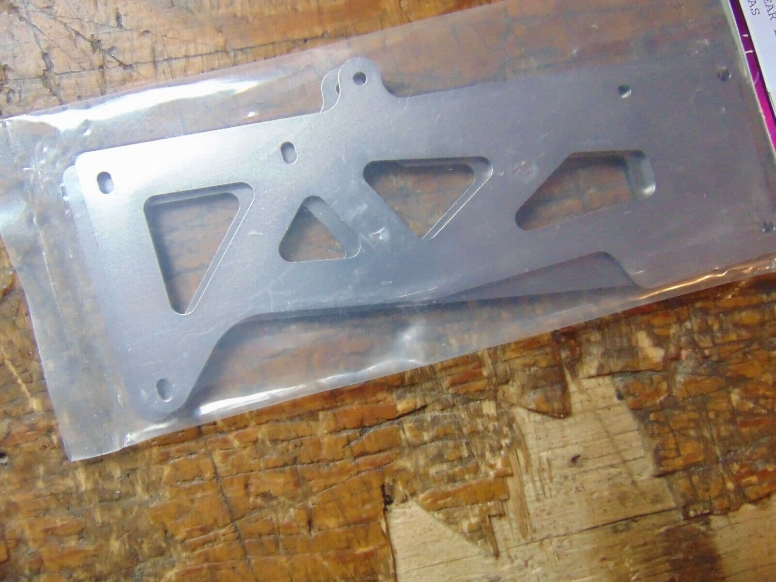 CENTURY PREDATOR REAR LOWER FRAMES L & R HW6115C BNIB – RCHeliTrader