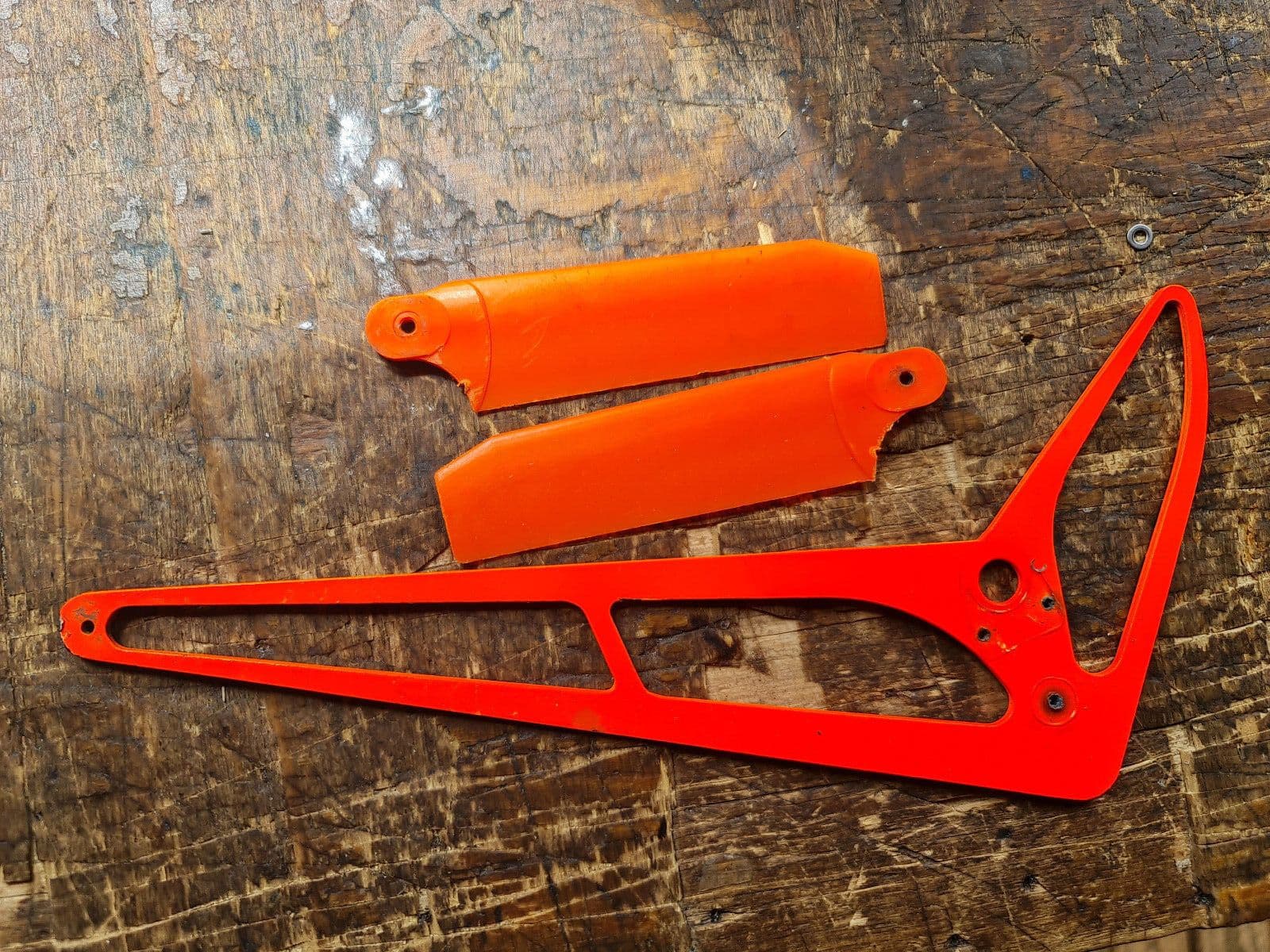 HENSELEIT TDR HI-VIZ CARBON FIBRE TAIL FIN & 110mm PLASTIC TAIL ROTOR ...