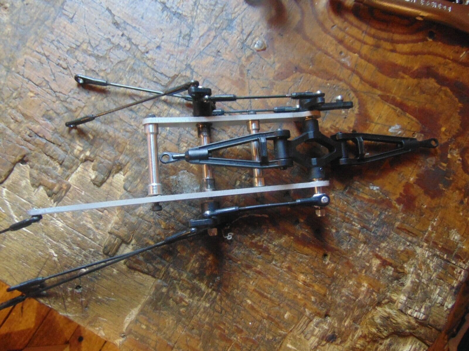 HIROBO FREYA PITCH, ELEVATOR & AILERON CONTROL ASSEMBLY C/W SERVO LINK ...