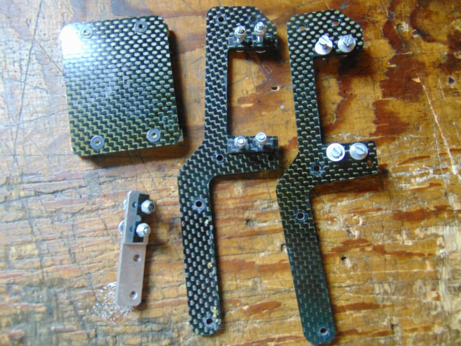 JR VIBE 90 ELEVATOR & AILERON SERVO MOUNTINGS C/W GYRO TRAY – RCHeliTrader