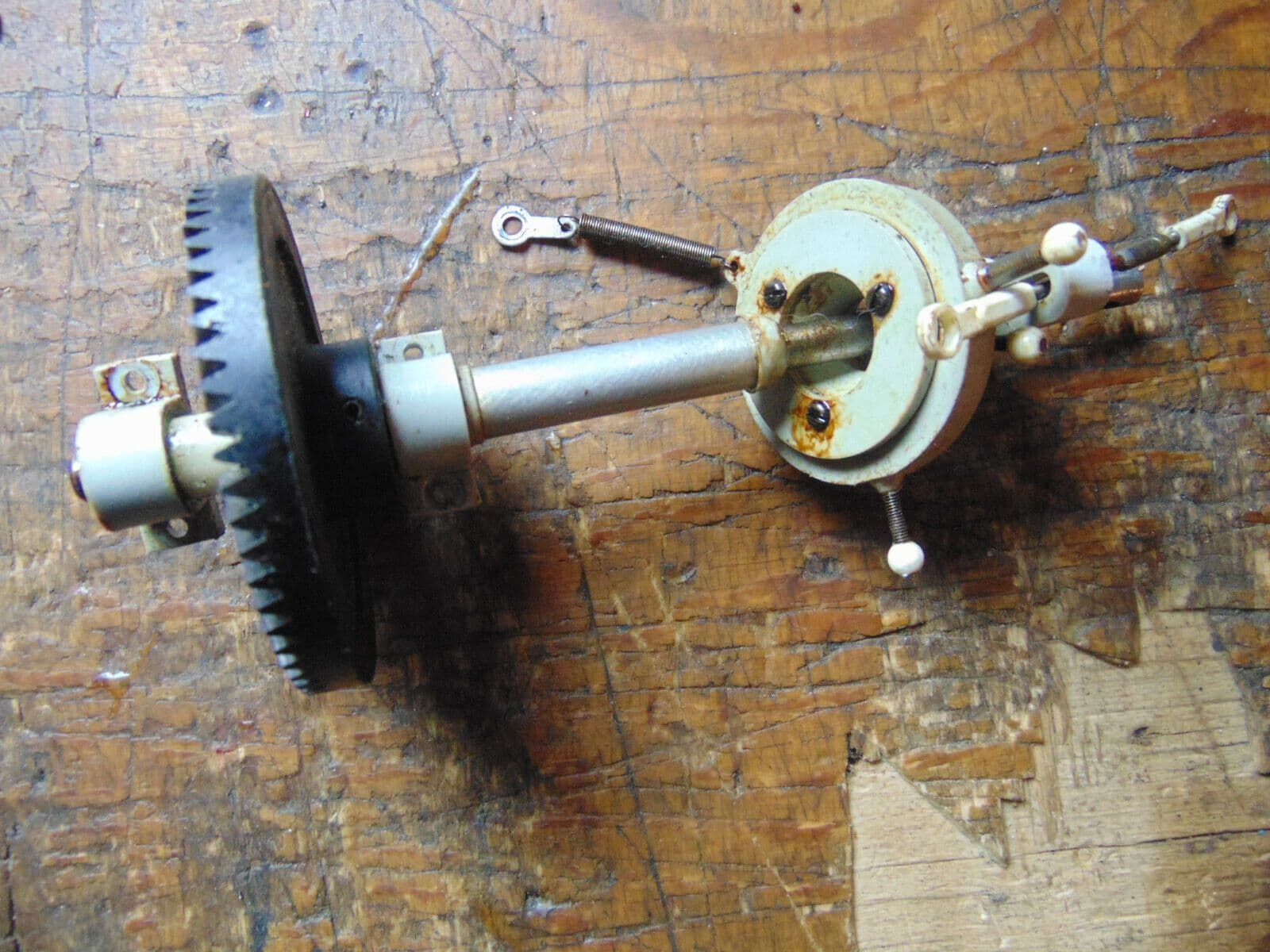 MICROMOLD LARK MAIN ROTOR SHAFT ASSEMBLY C/W MAIN GEAR, SWASH, BEARING ...