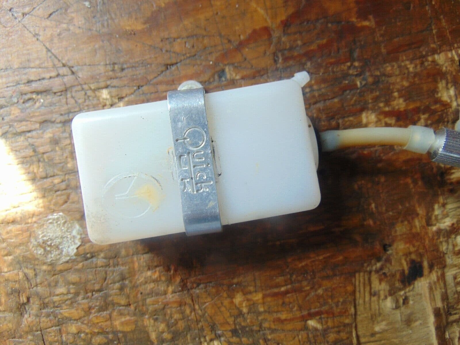 QUICK UK 2 oz FUEL HEADER TANK C/W SILVER BRACKET – RCHeliTrader