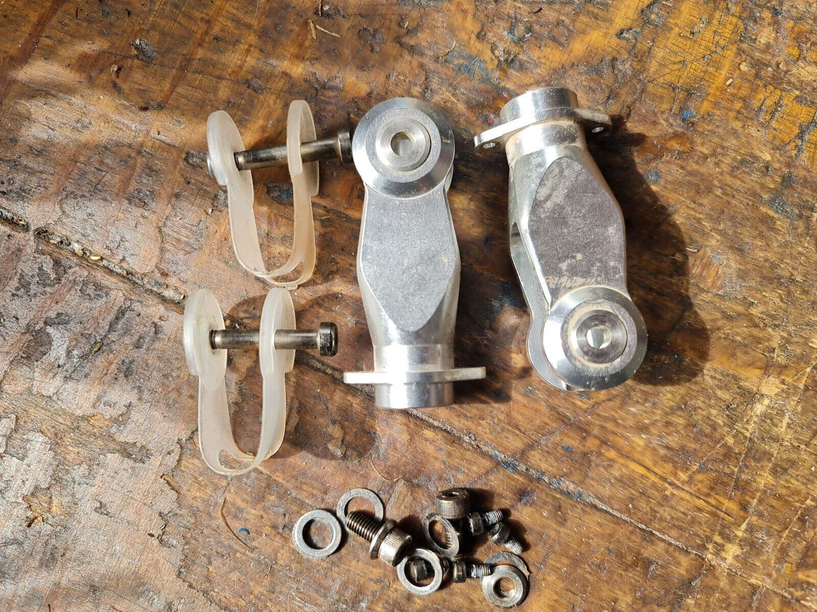 RAPTOR 90 G4 MAIN ROTOR BLADE GRIPS C/W BEARINGS & SHIMS (NO CONTROL A ...