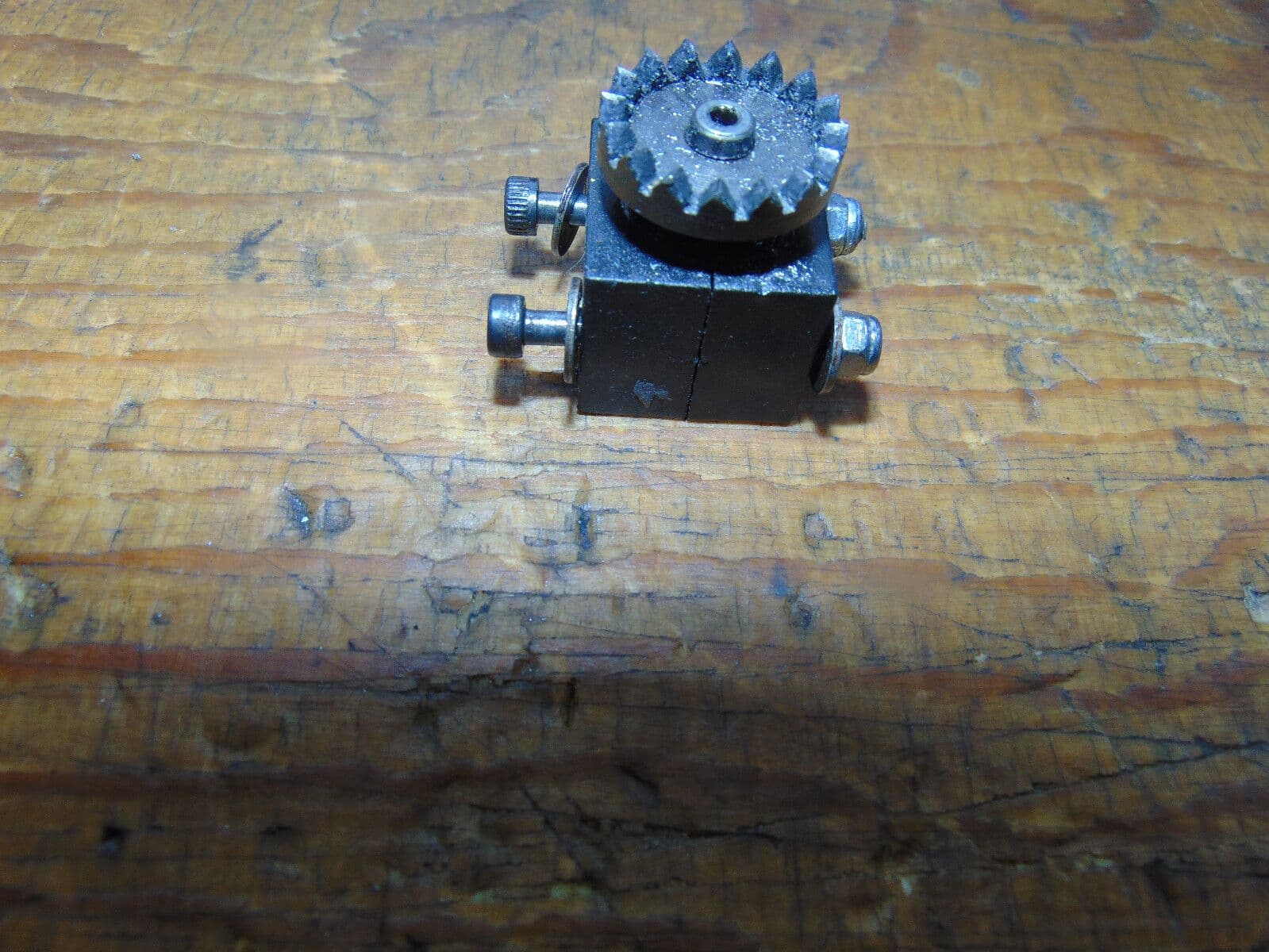 SCHLUTER HELI-BOY TAIL DRIVE PINION & MOUNTING (B) – RCHeliTrader