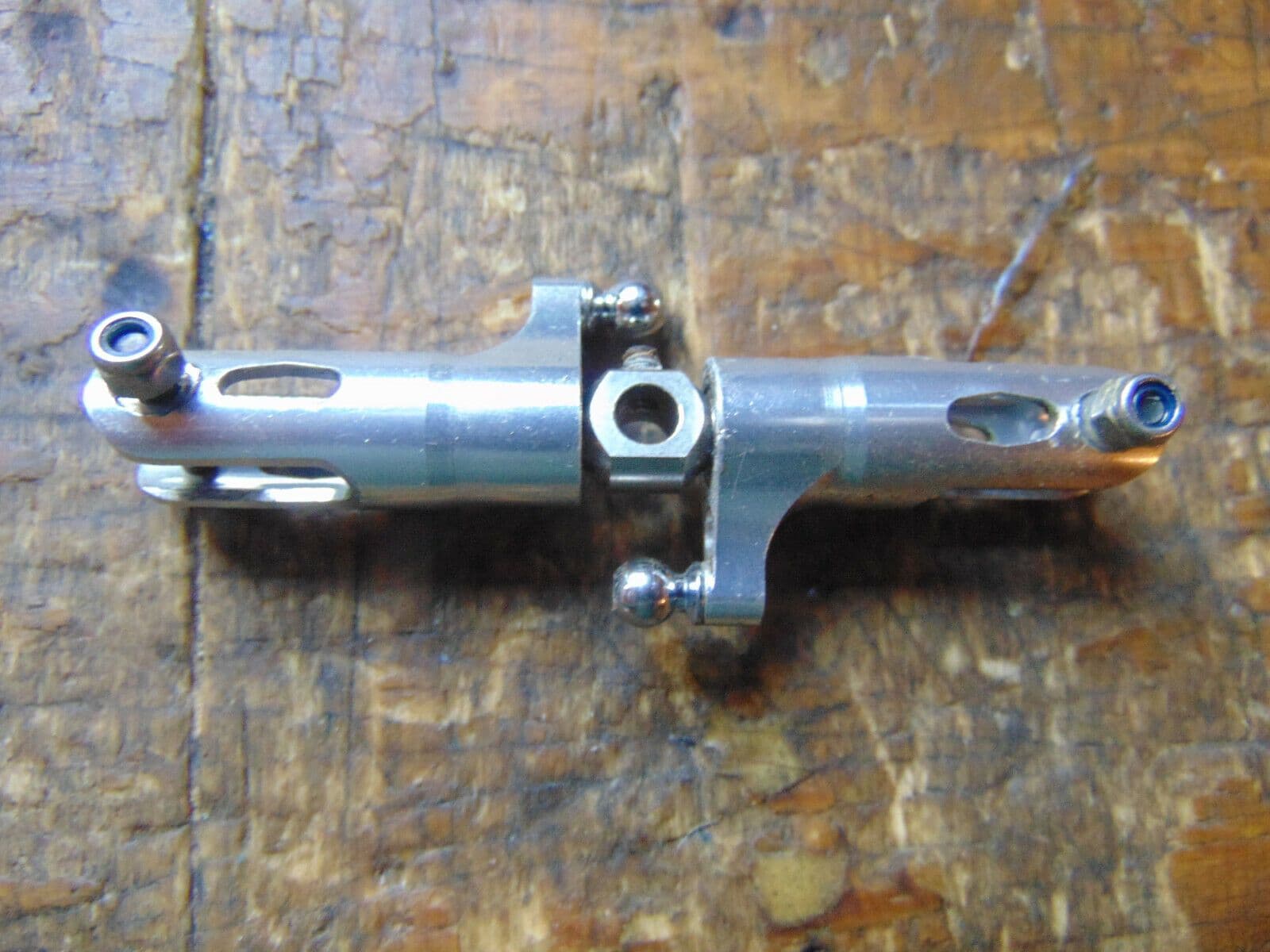 SYNERGY N5 TAIL ROTOR SPINDLE C/W BLADE GRIPS – RCHeliTrader